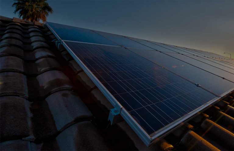 Los paneles solares generan energía los días nublados